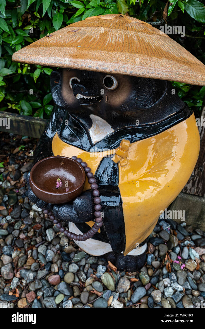 Tanuki statue hi-res stock photography and images - Alamy