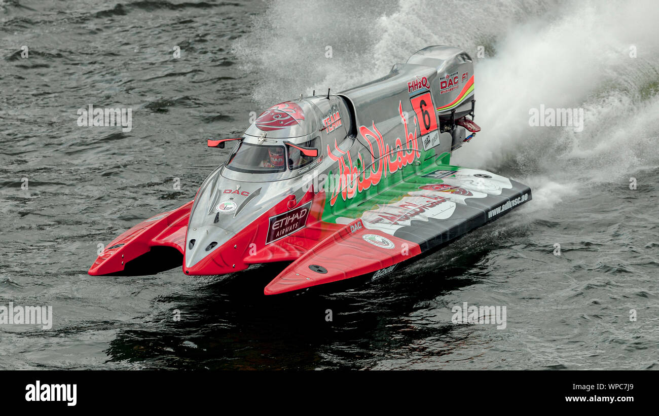 Team Abu Dhabi boat 6 racing in the F1H2O London Grand Prix in London ...