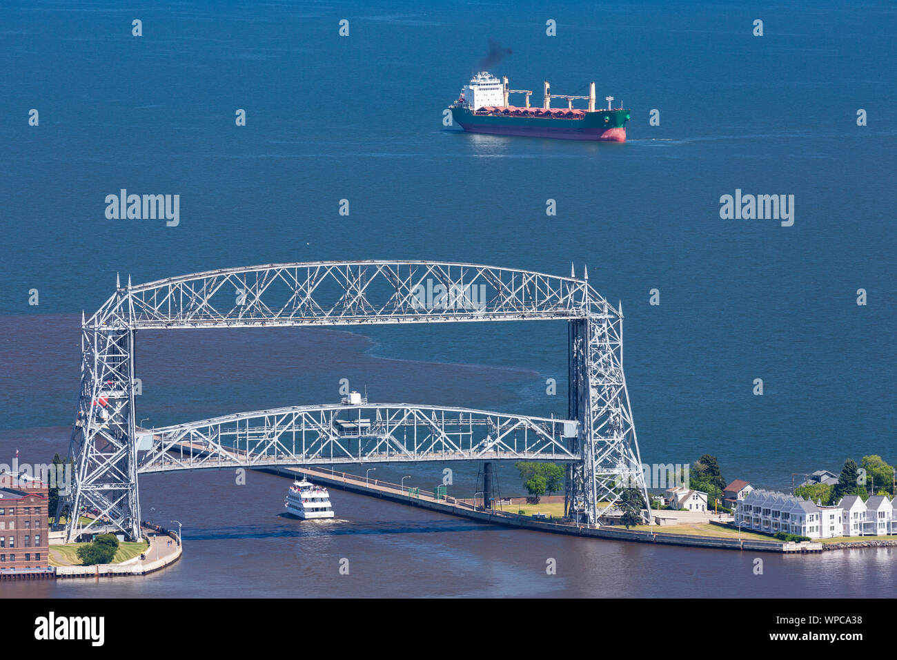 Draw bridge ship hi-res stock photography and images - Alamy