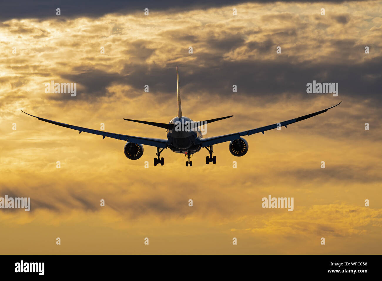 Boeing 787 dreamliner silhouette hi-res stock photography and images ...