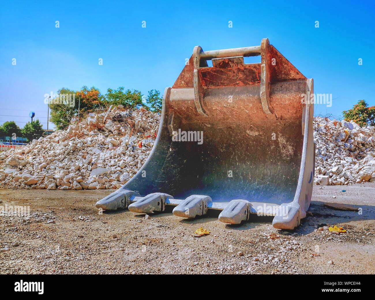 Standing on bucket hi-res stock photography and images - Alamy