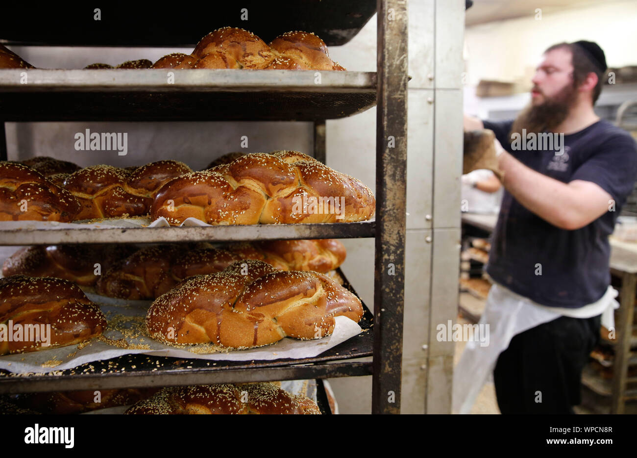 Challahs hi-res stock photography and images - Alamy