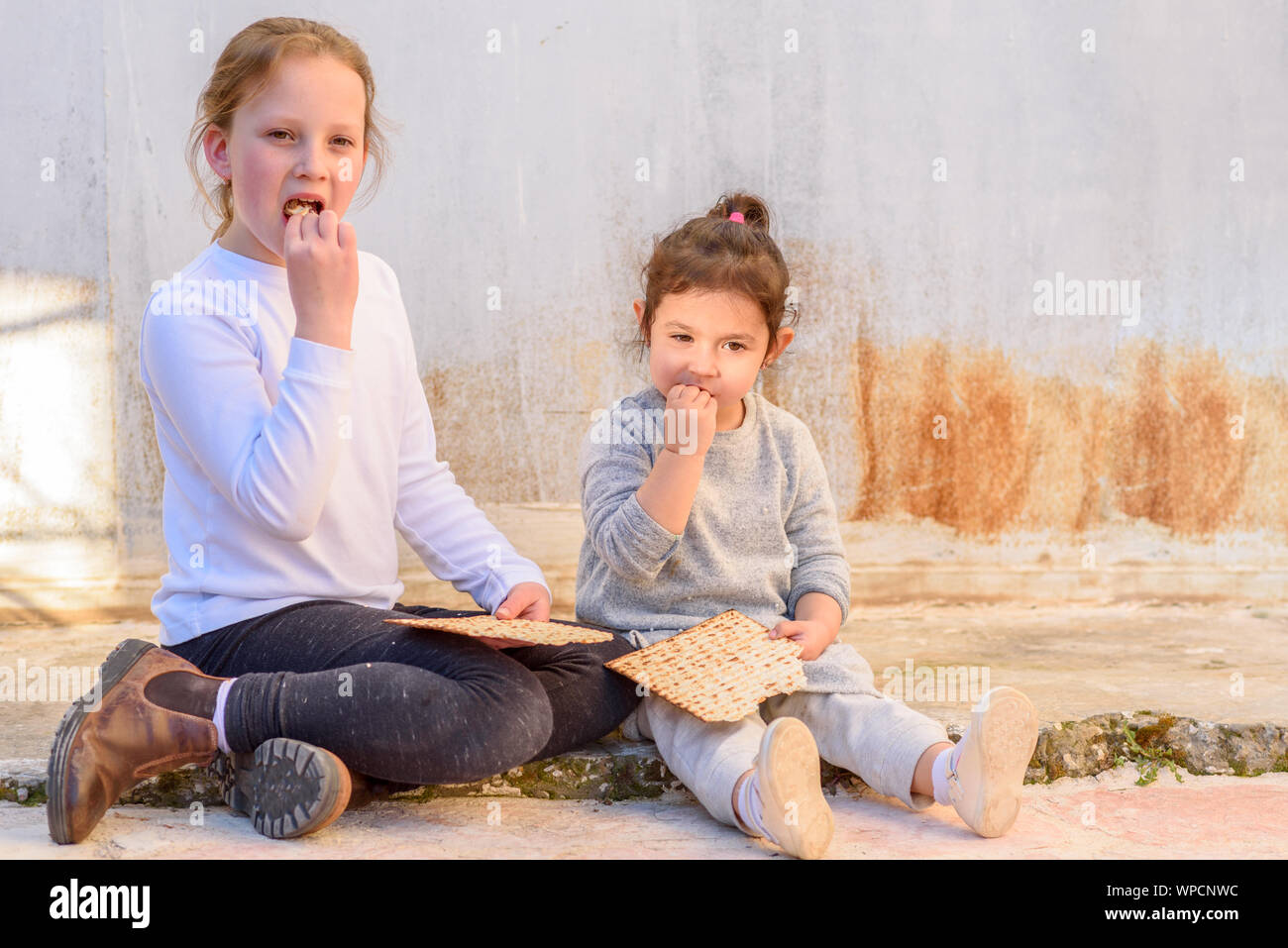 Jewish family eating hi-res stock photography and images - Alamy