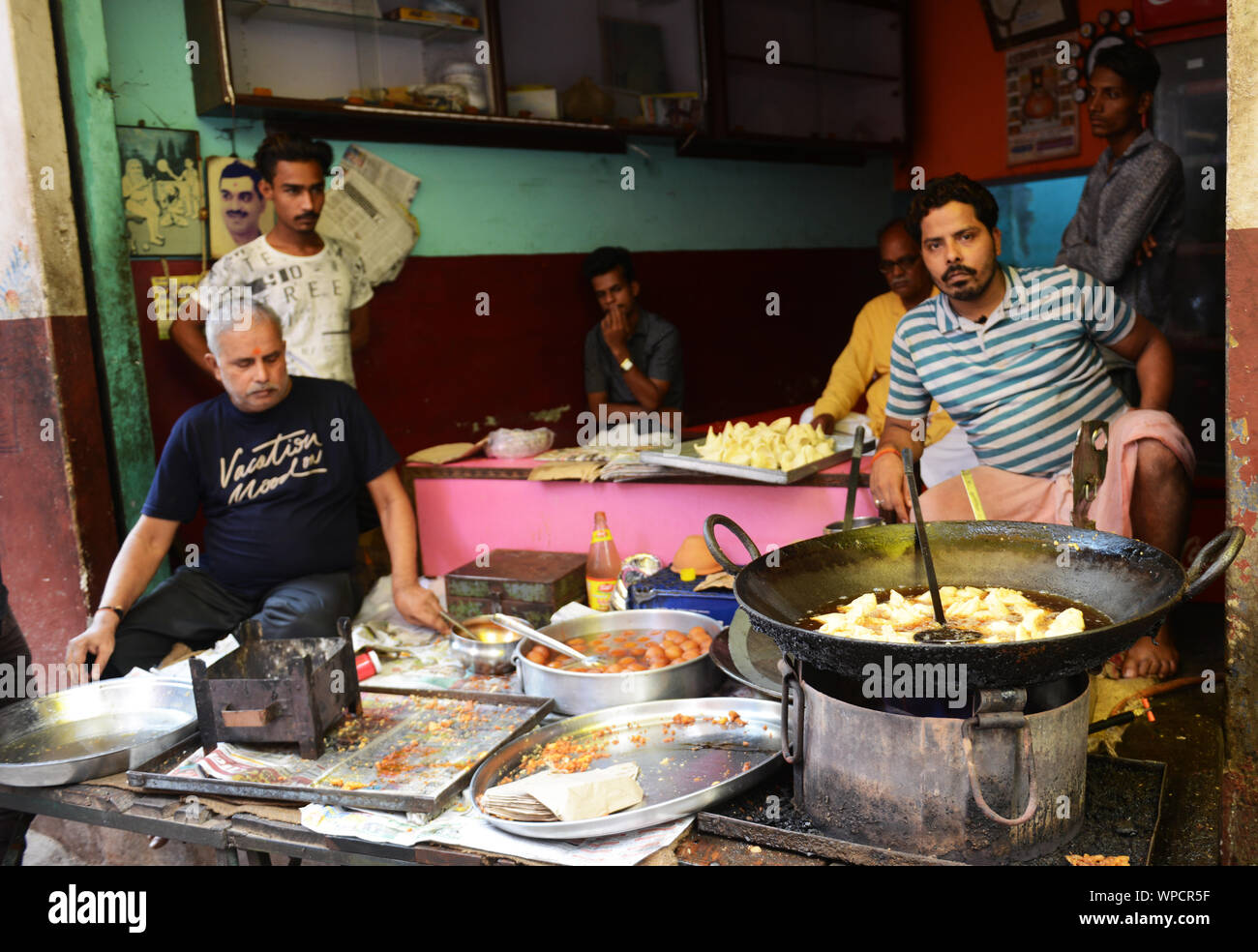 Deep frying savory samosas at a small tea shop in Varanasi, India Stock ...