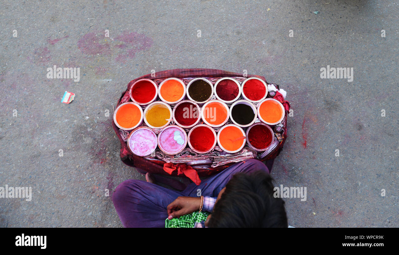 Vendor selling color powders during a Hindu festival Stock Photo - Alamy