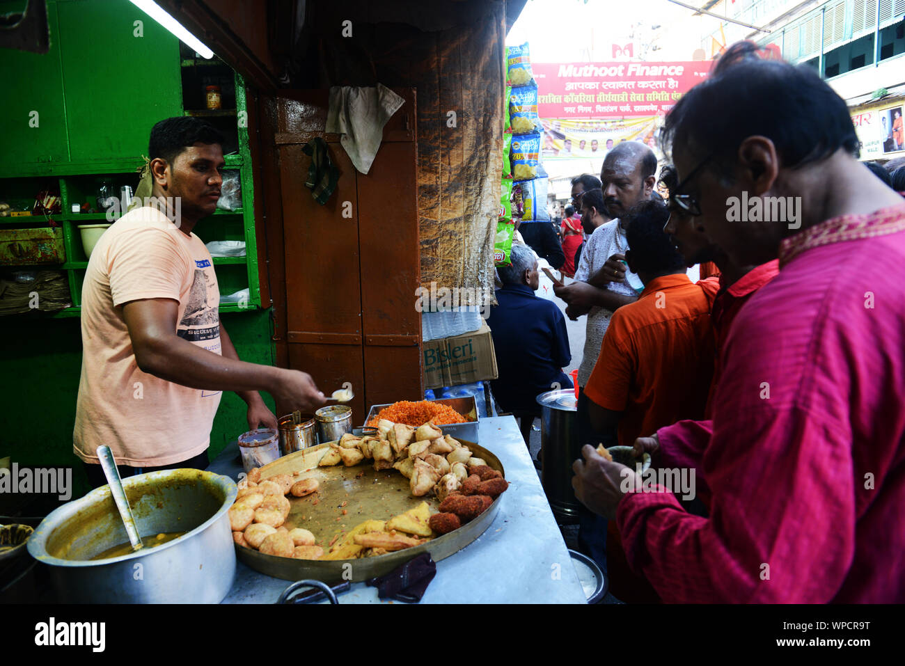 Deep frying savory samosas at a small tea shop in Varanasi, India Stock ...
