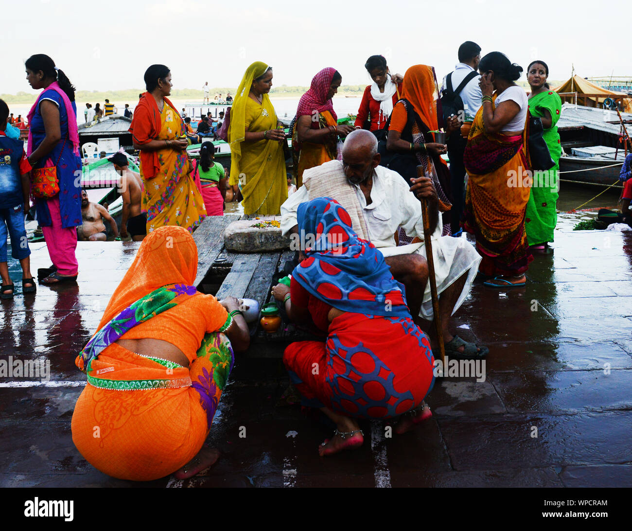 Ganga prayers hi-res stock photography and images - Alamy