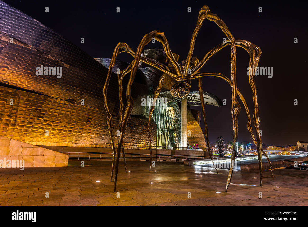 The spider sculpture maman by louise bourgeois guggenheim museum bilbao ...