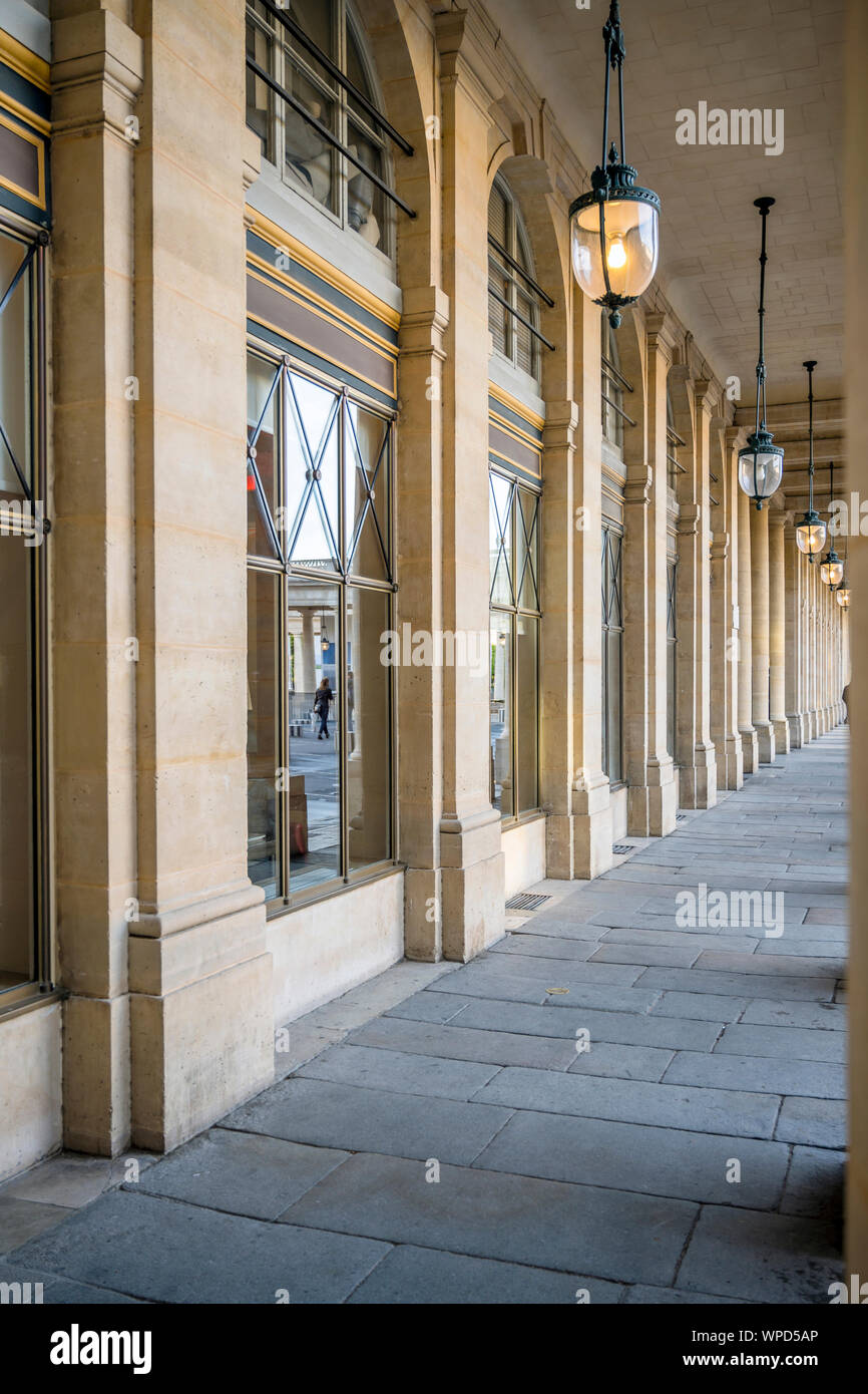 Parisian streets attract tourists with charm of combining the exquisite ...