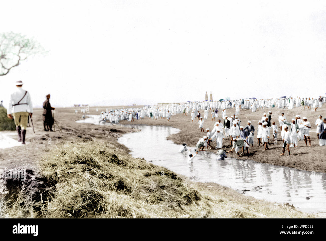 Satyagrahi on their way to Salt Works of Dharasana, Gujarat, India ...
