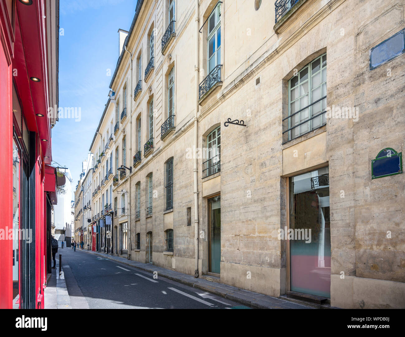 Paris attract crowds of tourists with charm of combining exquisite ...