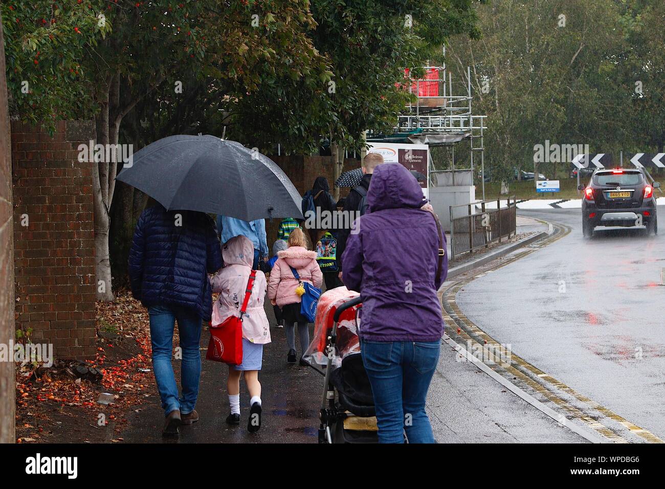 Children walking school in rain hi-res stock photography and images - Alamy