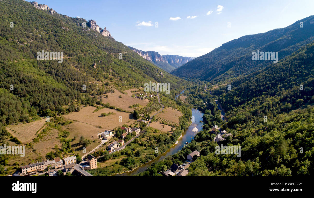 Aerial view of Les Vignes village in the Gorges du Tarn Stock Photo - Alamy
