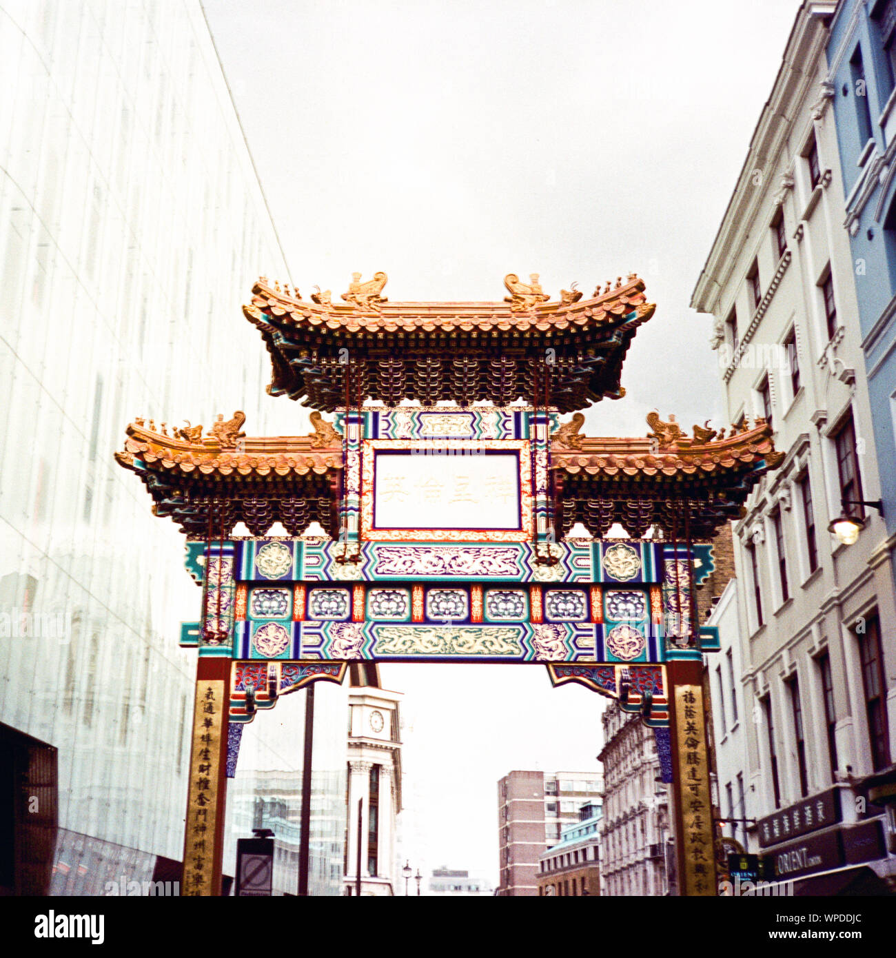 Chinatown chinese england london soho gate hi-res stock photography and images - Alamy