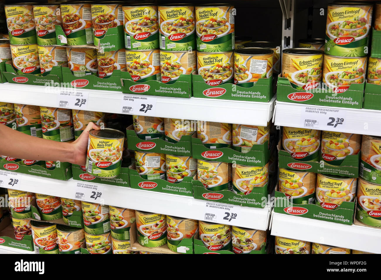 Canned food grocery store hi-res stock photography and images - Alamy