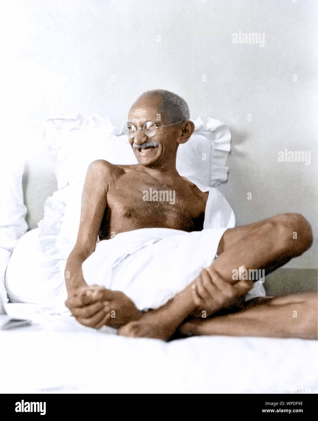 Smiling mahatma gandhi hi-res stock photography and images - Alamy