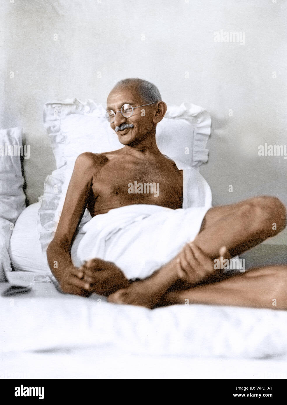 Smiling mahatma gandhi hi-res stock photography and images - Alamy