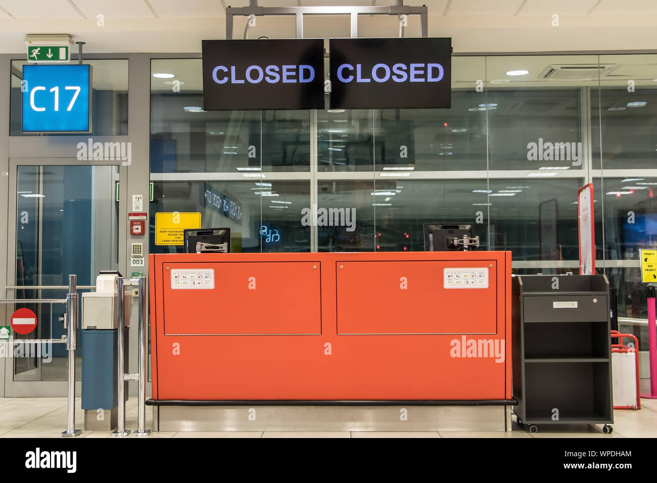Airport gate desk hi-res stock photography and images - Alamy