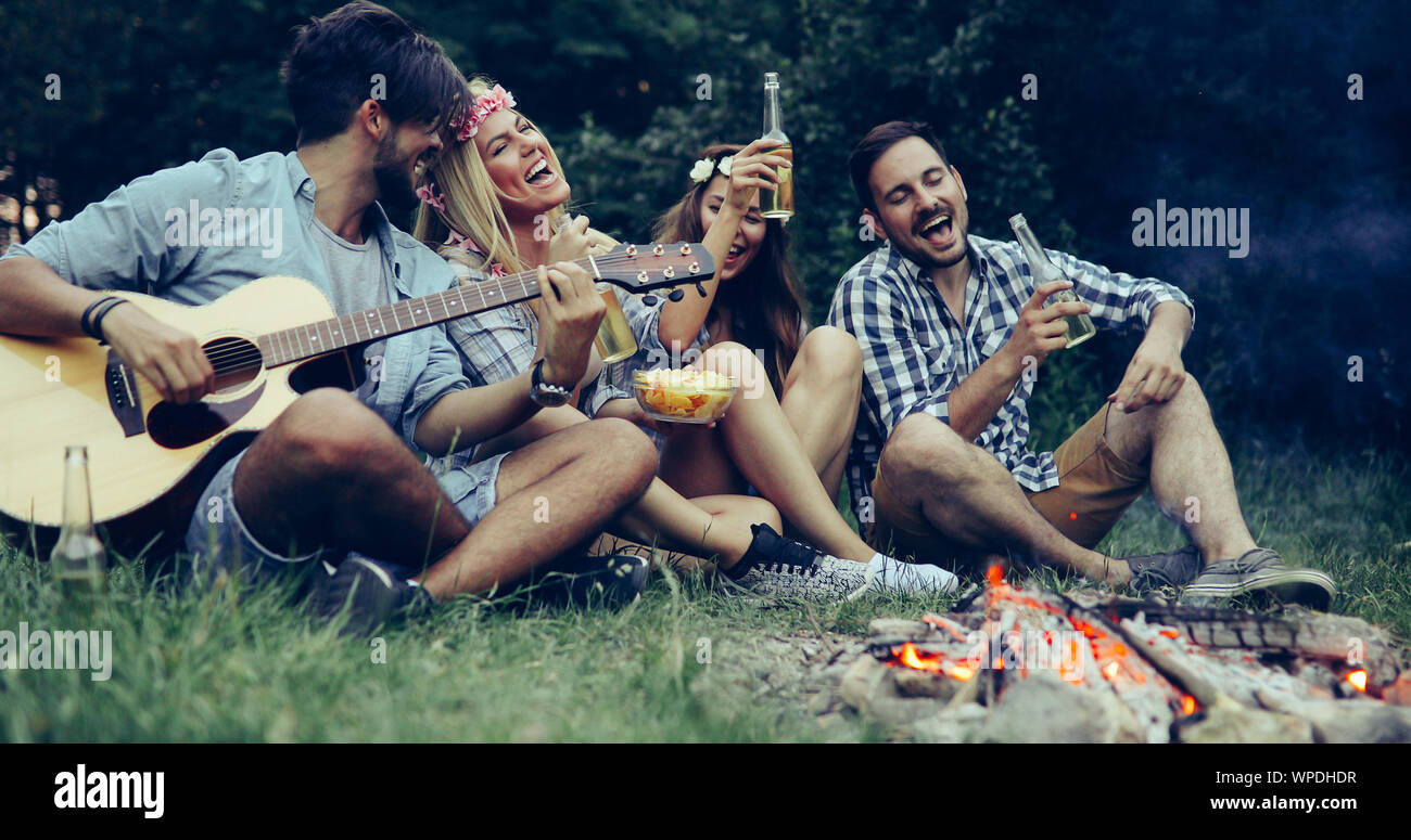 Teens around campfire hi-res stock photography and images - Alamy
