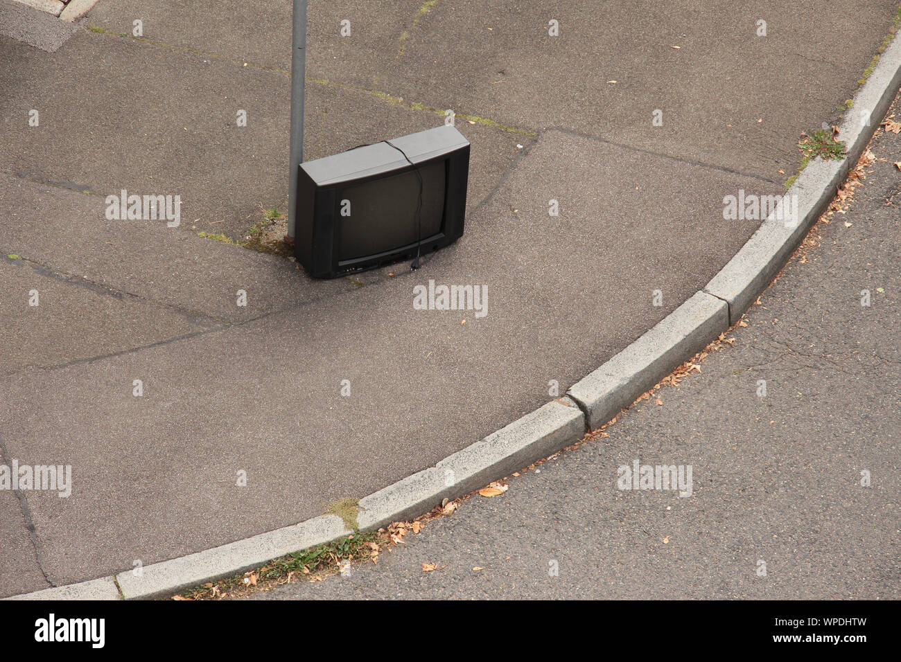 Retro old tv on street hi-res stock photography and images - Alamy