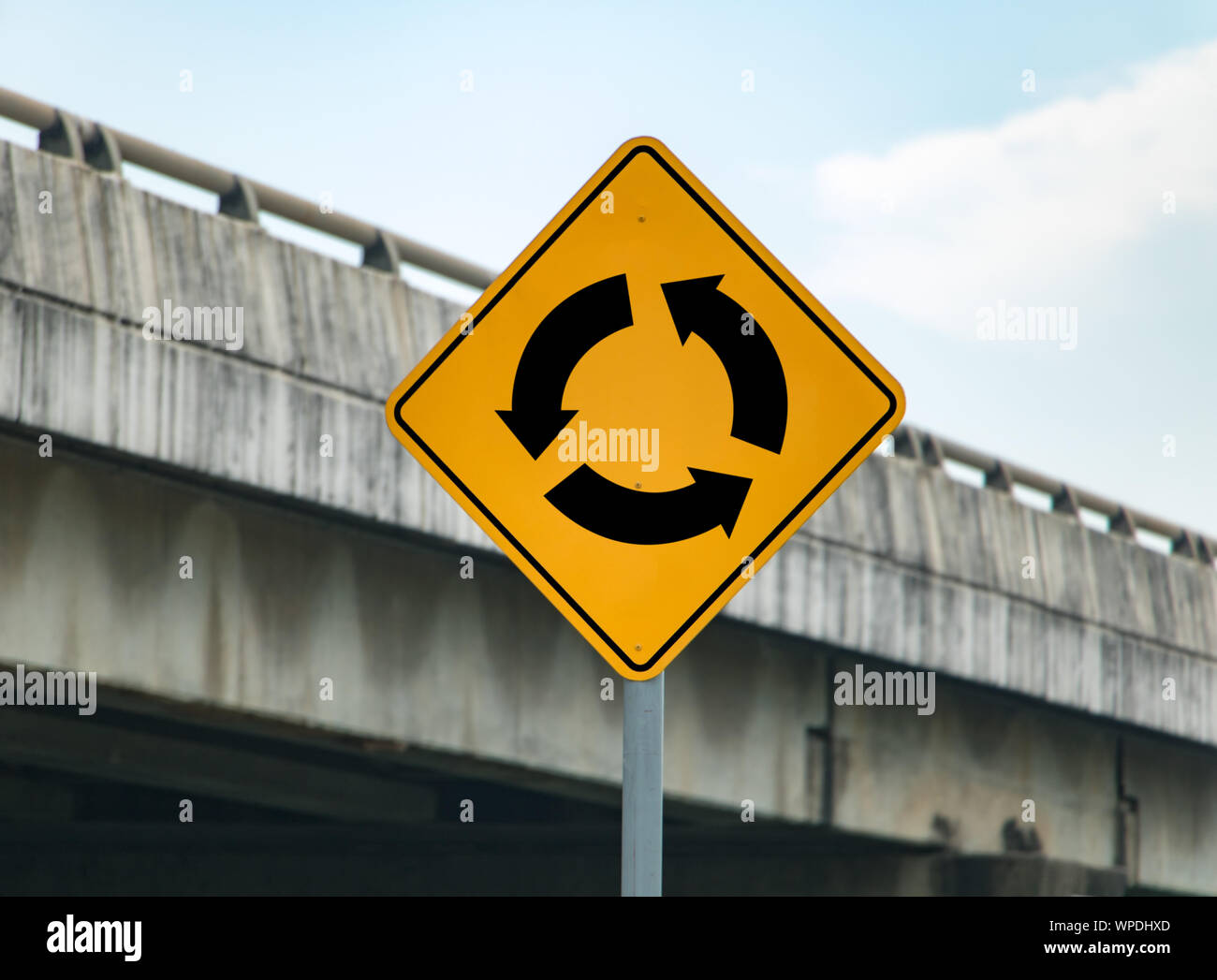 Circle around arrow hi-res stock photography and images - Alamy