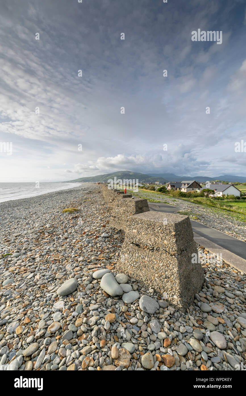 Tank traps hi-res stock photography and images - Alamy