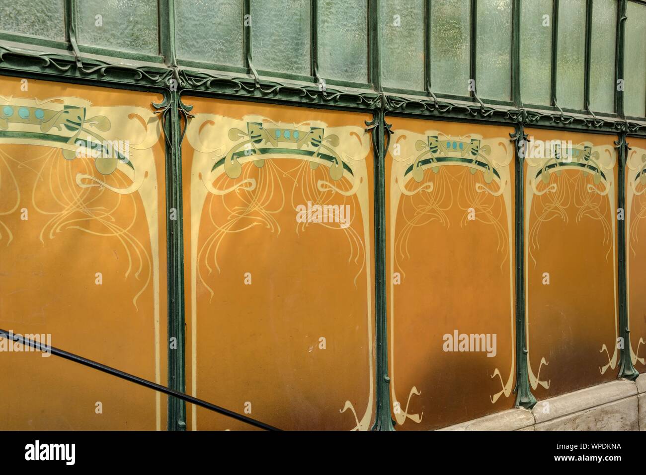 Paris, Metro Porte Dauphine, Eingang von Hector Guimard - Paris, Metro ...