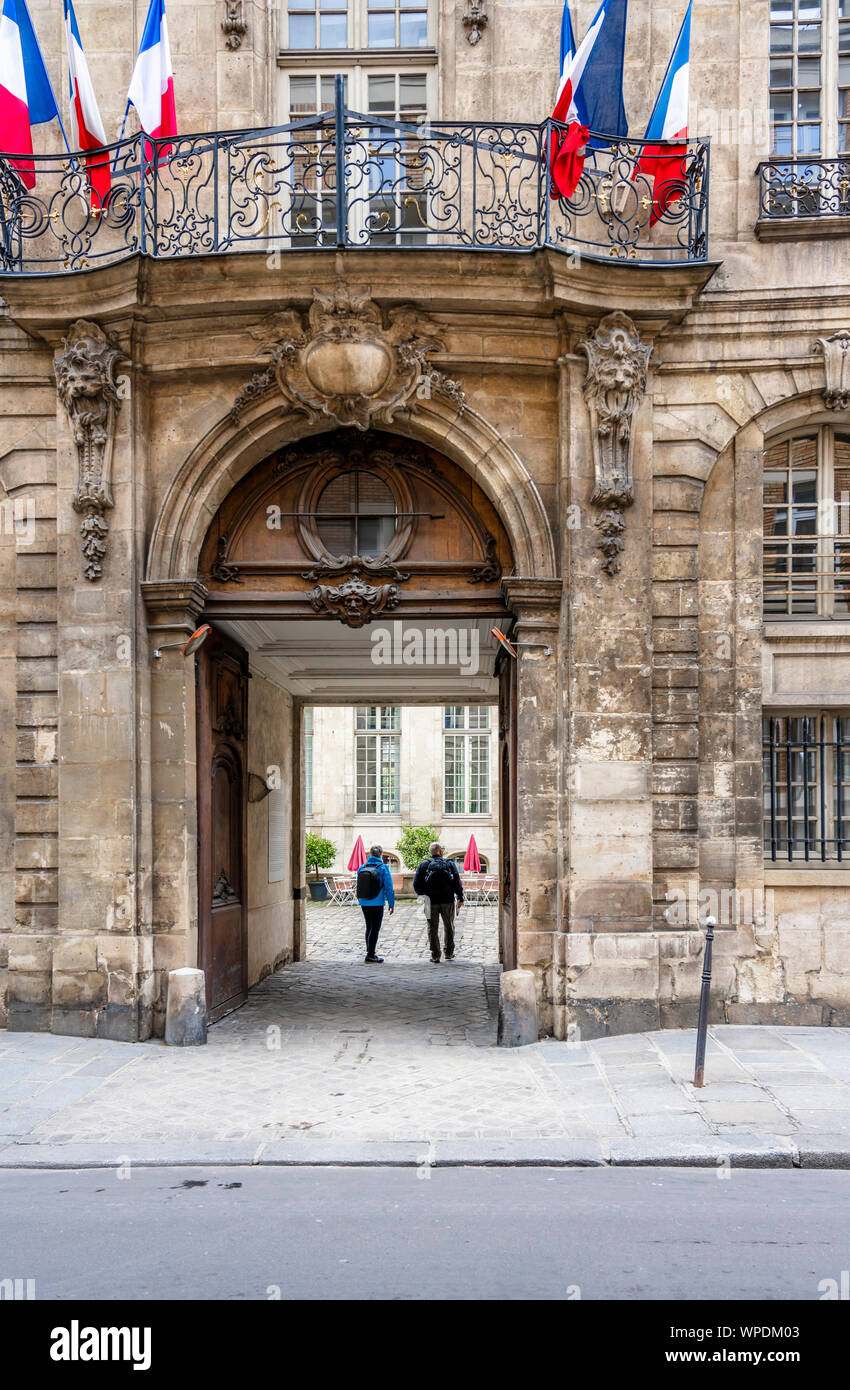 French courtyard in Paris with high-rise apartment buildings with ...