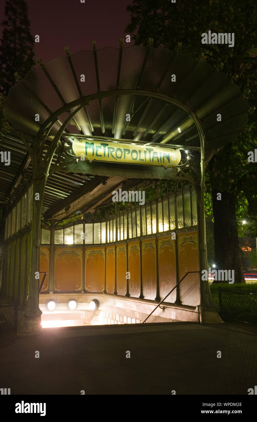 Paris, Metro Porte Dauphine, Eingang von Hector Guimard - Paris, Metro ...