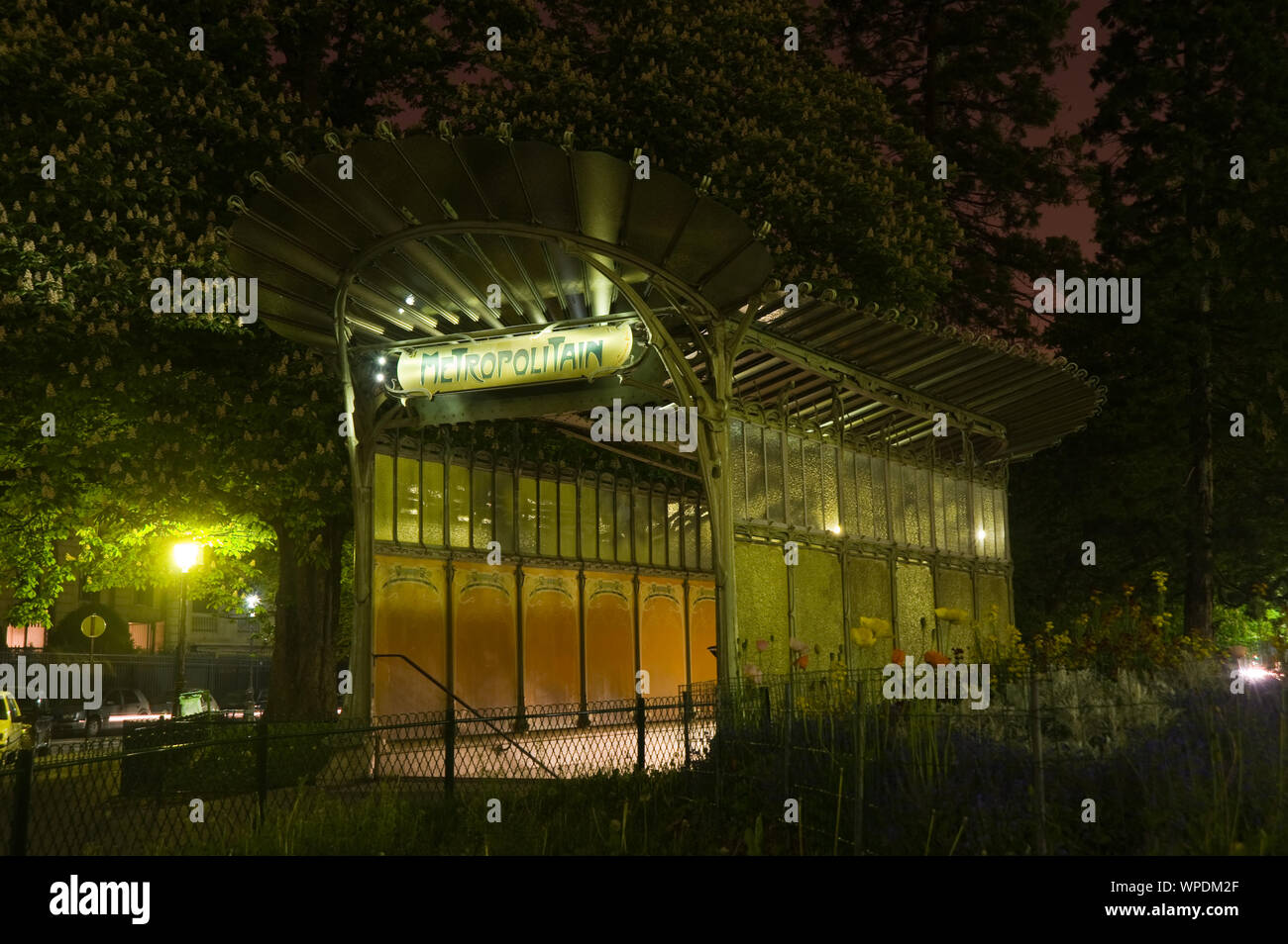 Paris, Metro Porte Dauphine, Eingang von Hector Guimard - Paris, Metro ...