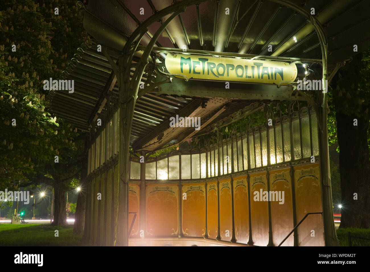 Paris, Metro Porte Dauphine, Eingang von Hector Guimard - Paris, Metro ...
