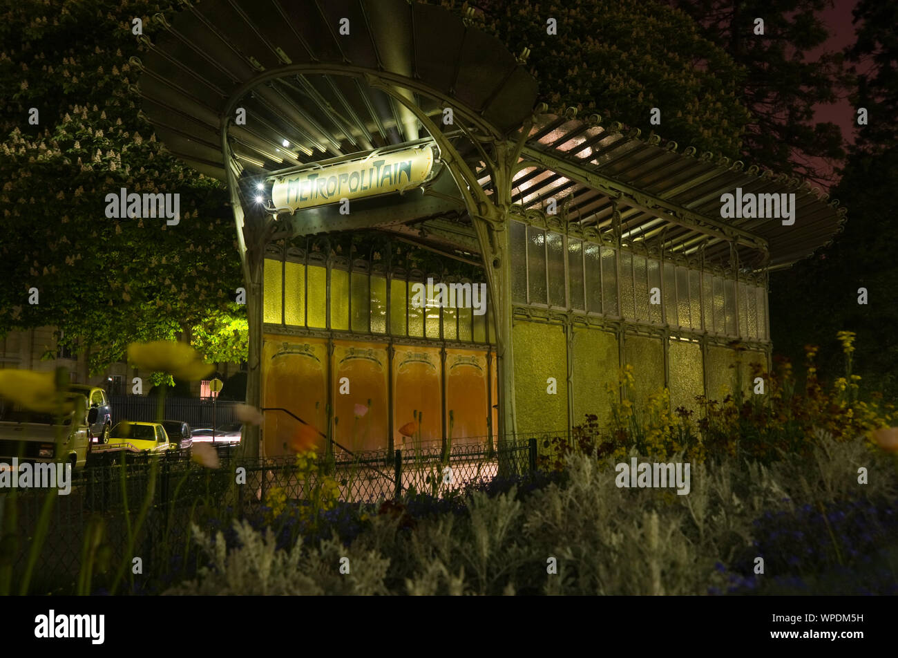 Paris, Metro Porte Dauphine, Eingang von Hector Guimard - Paris, Metro ...