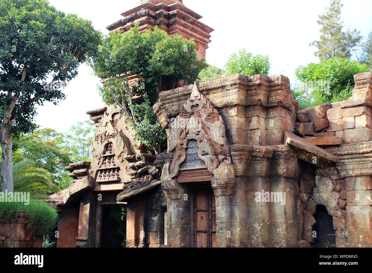 Buildings and ruins hi-res stock photography and images - Alamy