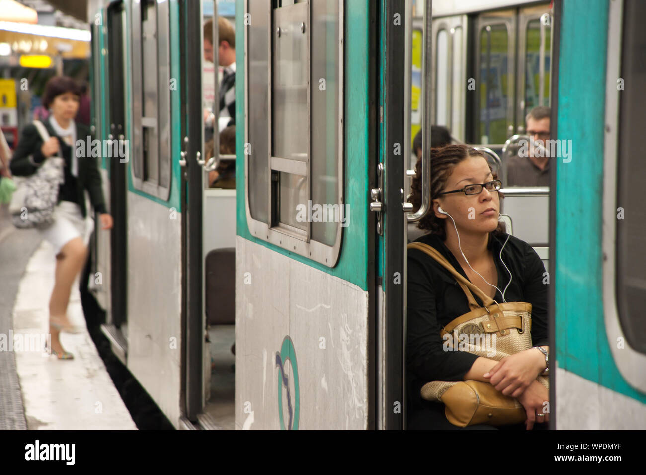 Menschen paris metro hi-res stock photography and images - Alamy