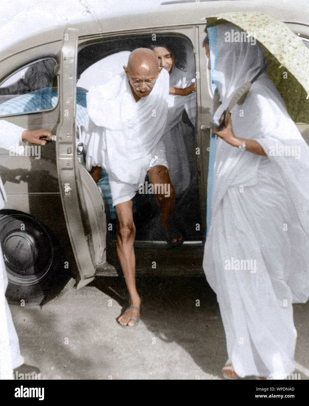 Mahatma Gandhi arriving by car for interview with British Viceroy ...