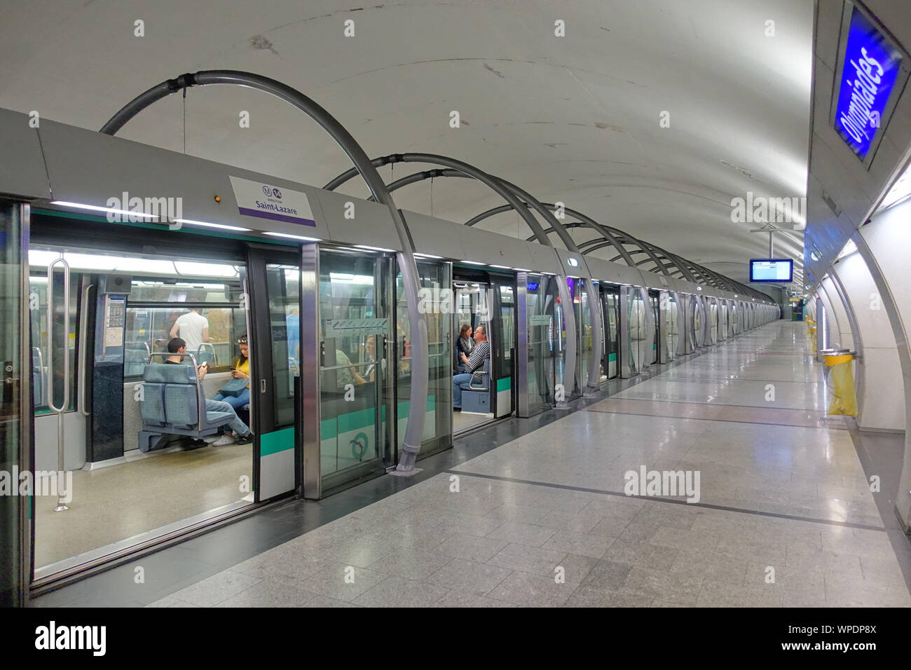 Paris, automatische Metro M14, Station Olympiades - Paris, Automatic ...
