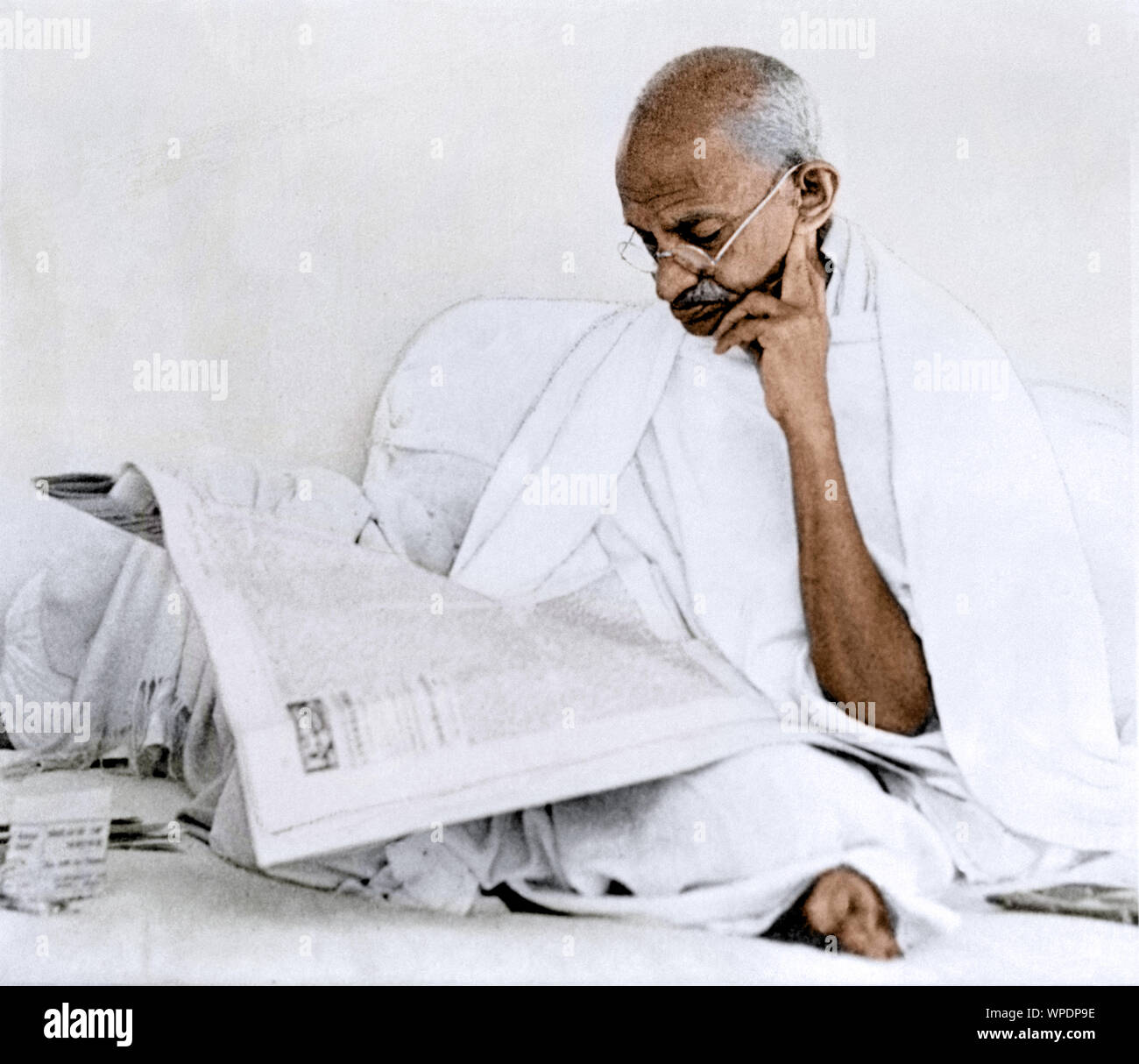 Mahatma gandhi reading newspaper hi-res stock photography and images ...