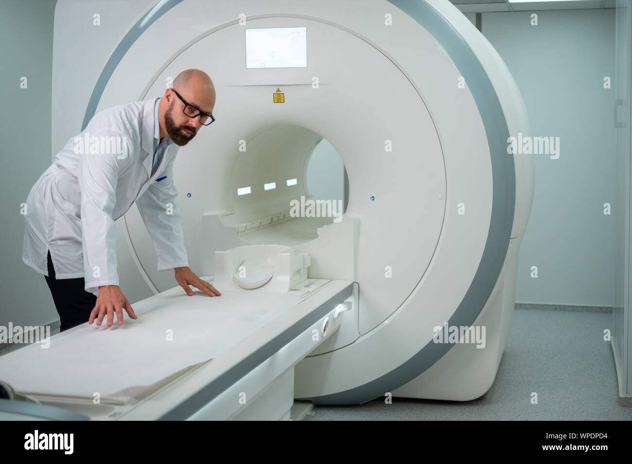 Mri scanner in use hi-res stock photography and images - Alamy
