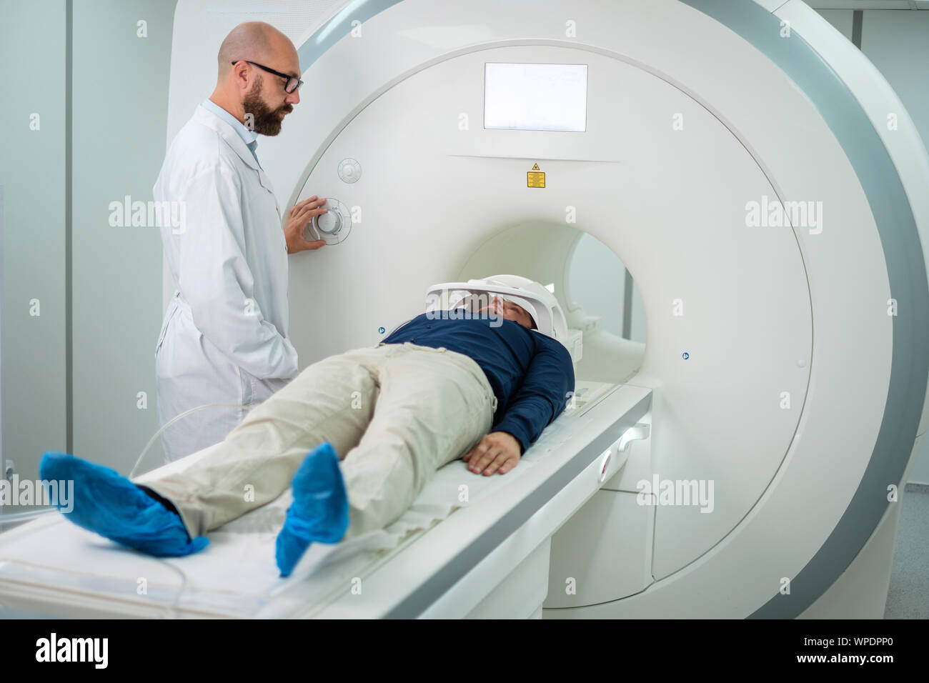 Doctor visiting patient head scan hi-res stock photography and images ...
