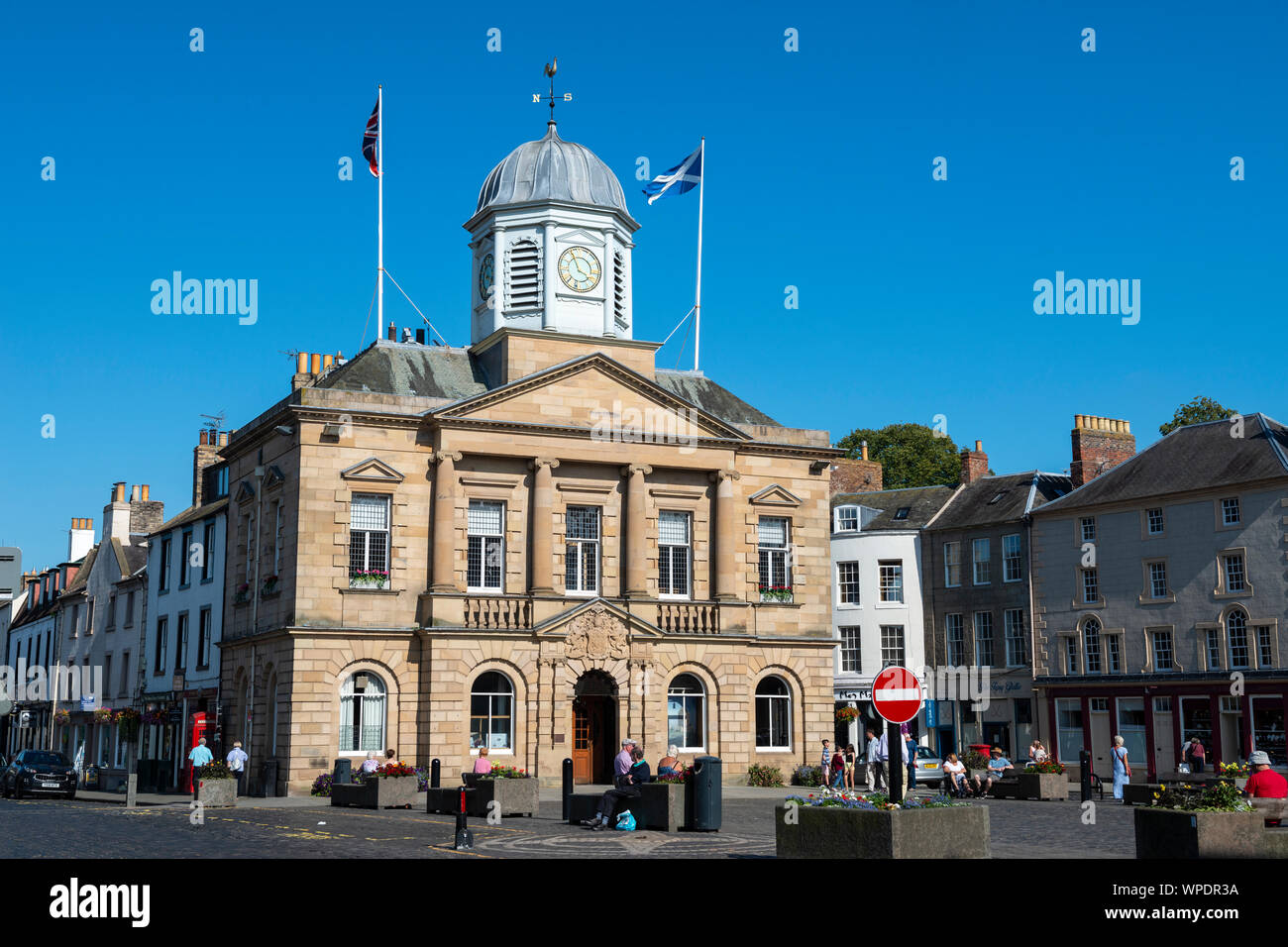 Kelso Town Hall and market square, Kelso, Scottish Borders, Scotland ...