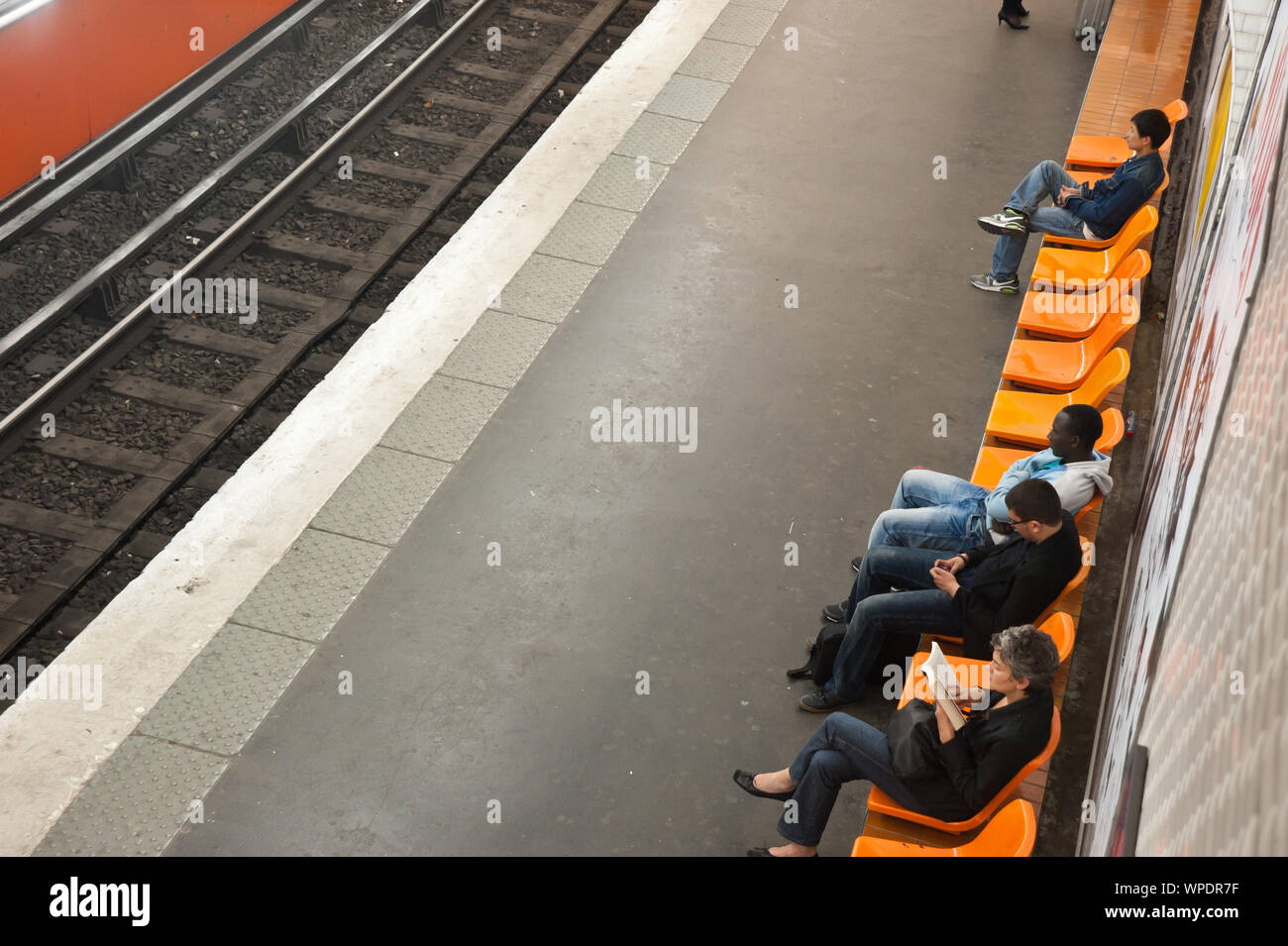 Menschen paris metro hi-res stock photography and images - Alamy