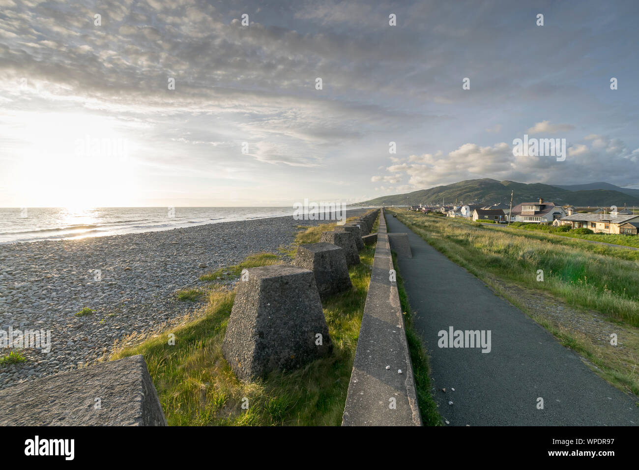Tank traps hi-res stock photography and images - Alamy