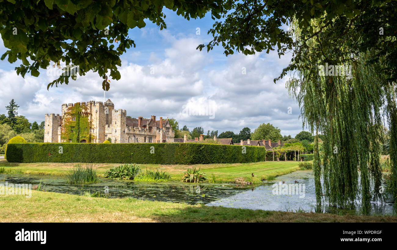 Hever castle old bridge hi-res stock photography and images - Alamy