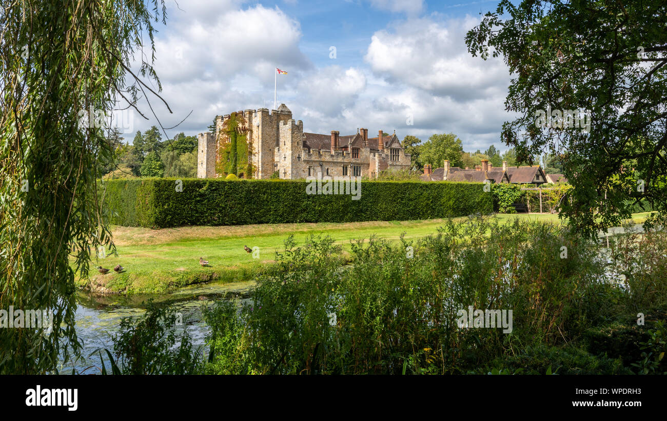 Hever castle old bridge hi-res stock photography and images - Alamy