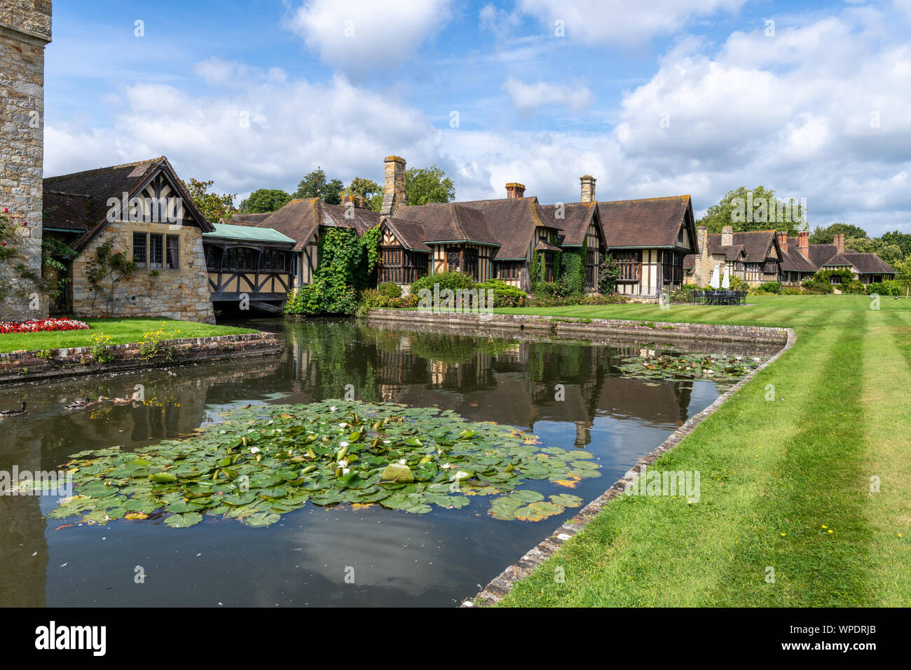 Hever castle old bridge hi-res stock photography and images - Alamy