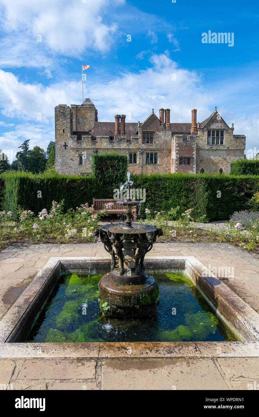 Hever castle old bridge hi-res stock photography and images - Alamy
