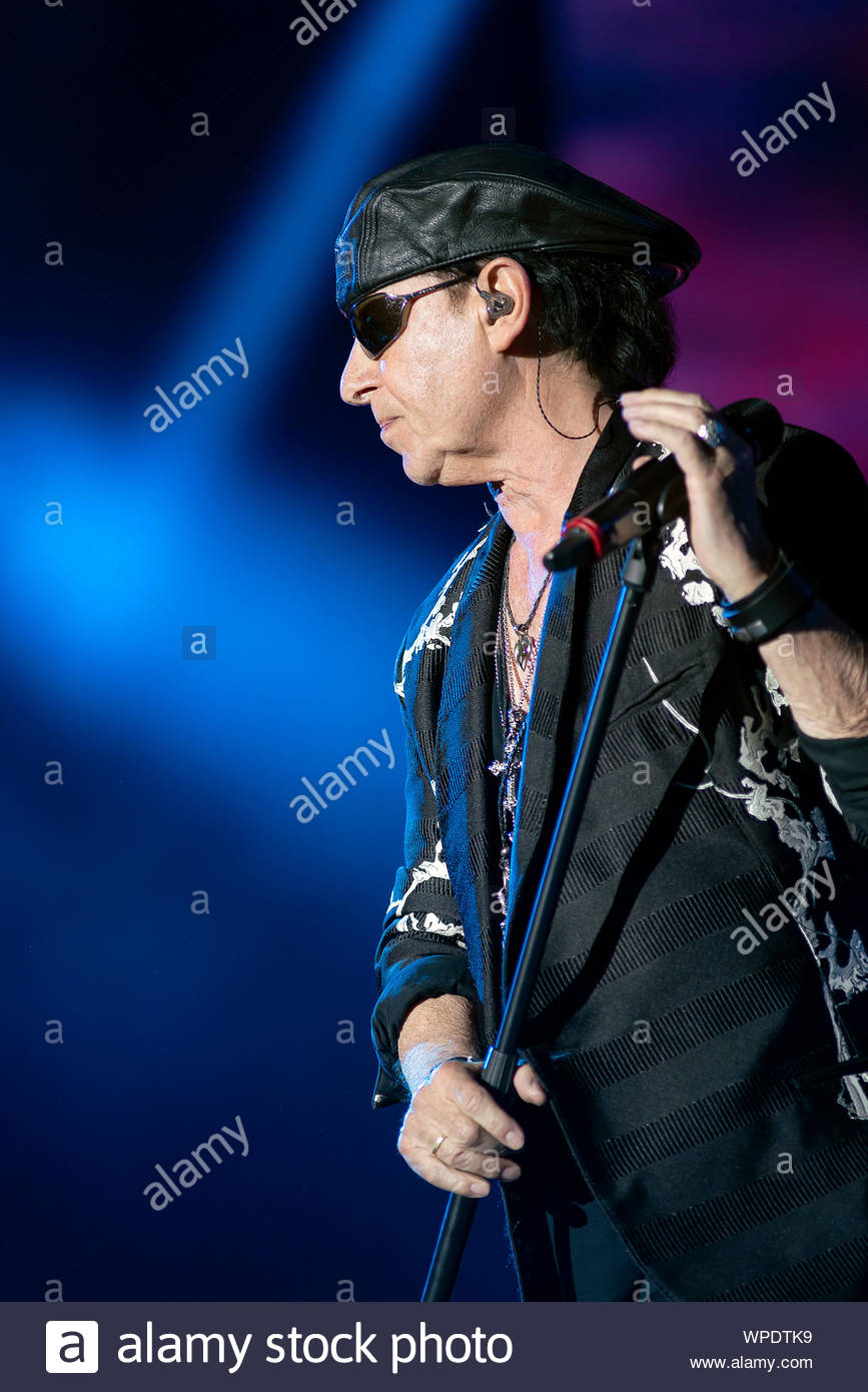 Lead Singer Of The Band High Resolution Stock Photography and Images ...
