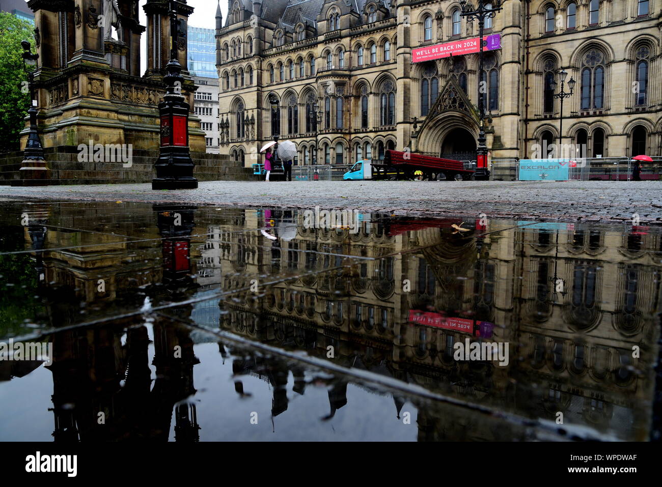 Rain in urban setting hi-res stock photography and images - Alamy