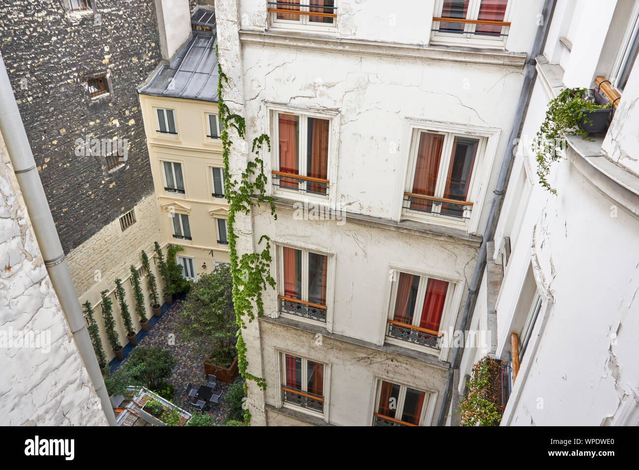 Inner courtyard in Paris. France Stock Photo - Alamy
