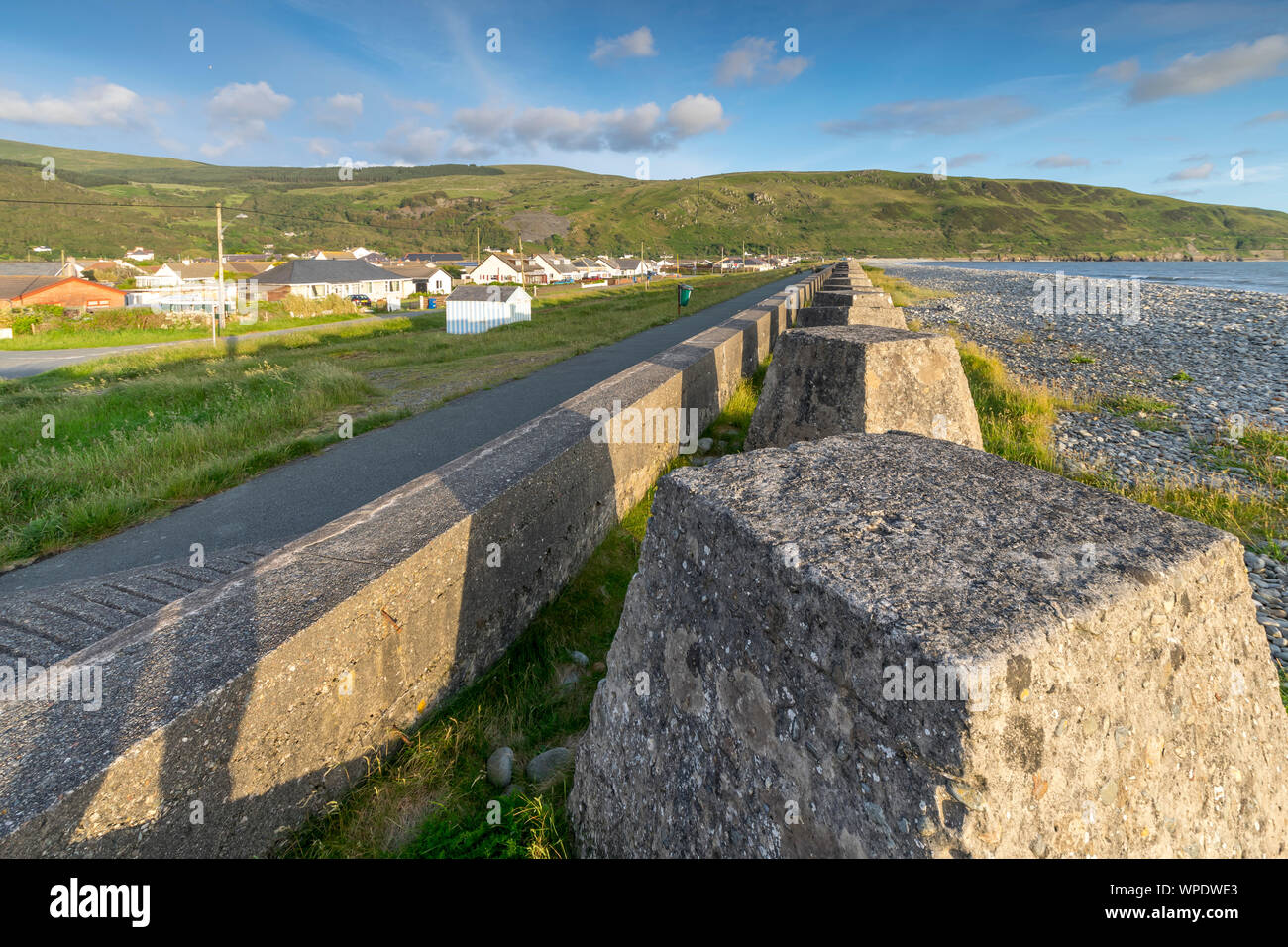 Tank traps hi-res stock photography and images - Alamy